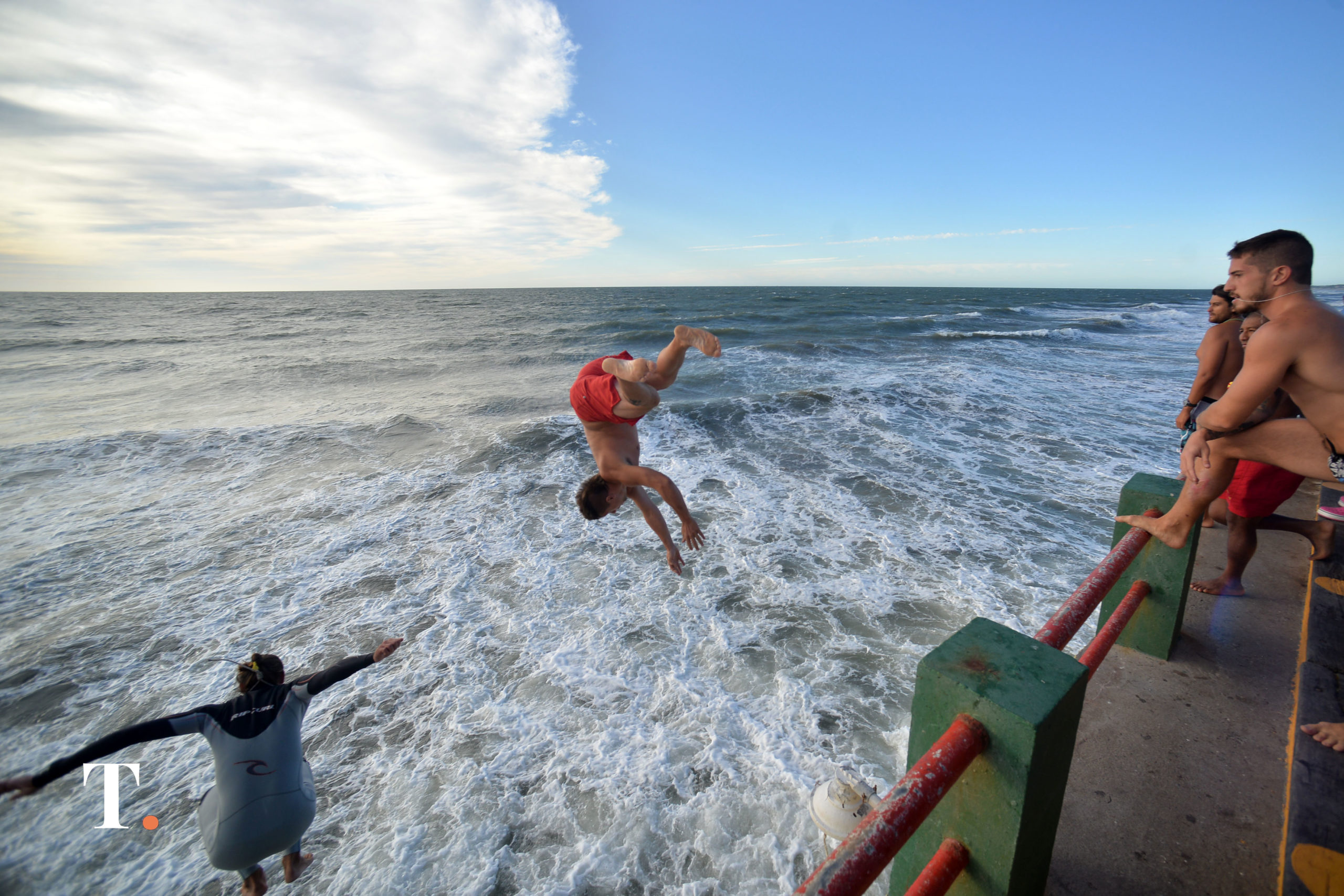 Un salto al mar para celebrar su día: imágenes de una mañana junto a ...