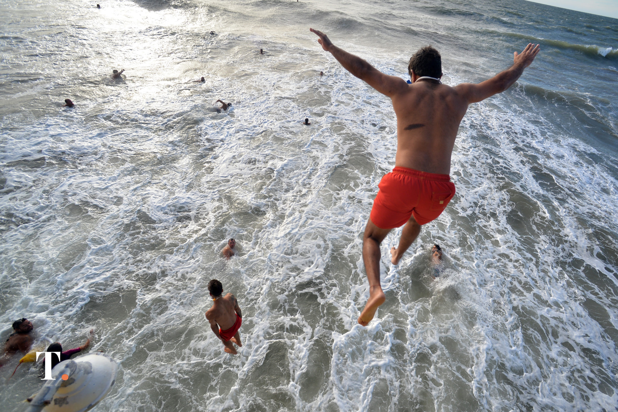 Un salto al mar para celebrar su día: imágenes de una mañana junto a ...