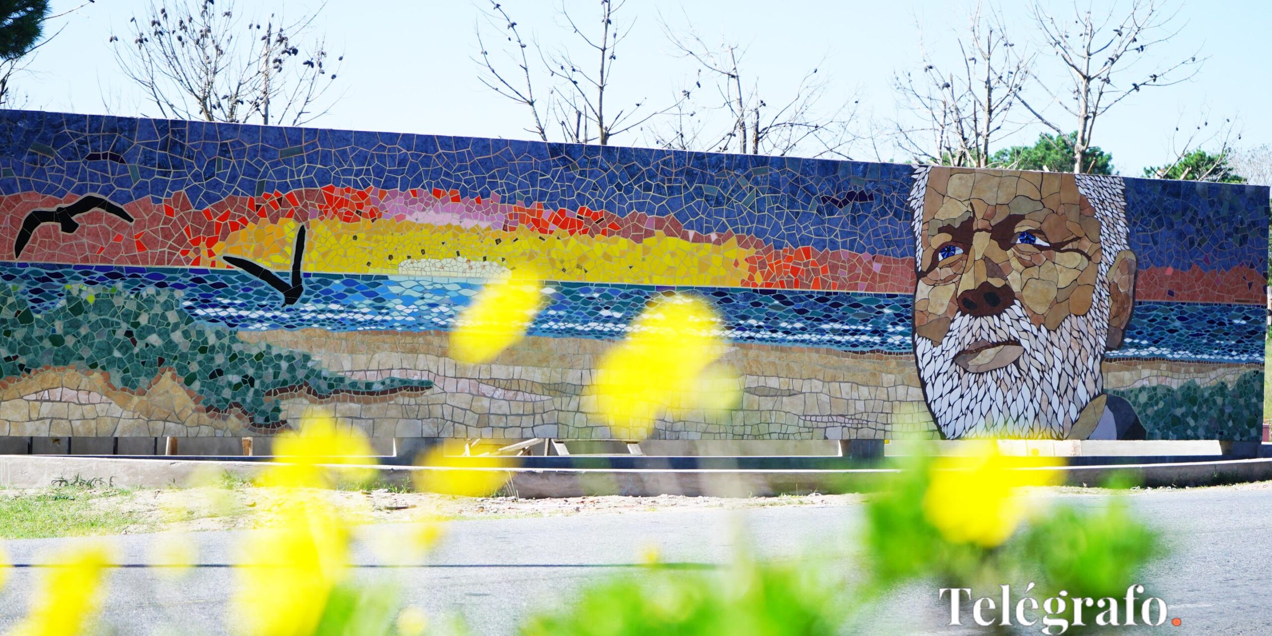 Un mural en mosaico de don Carlos adorna el ingreso a Villa Gesell